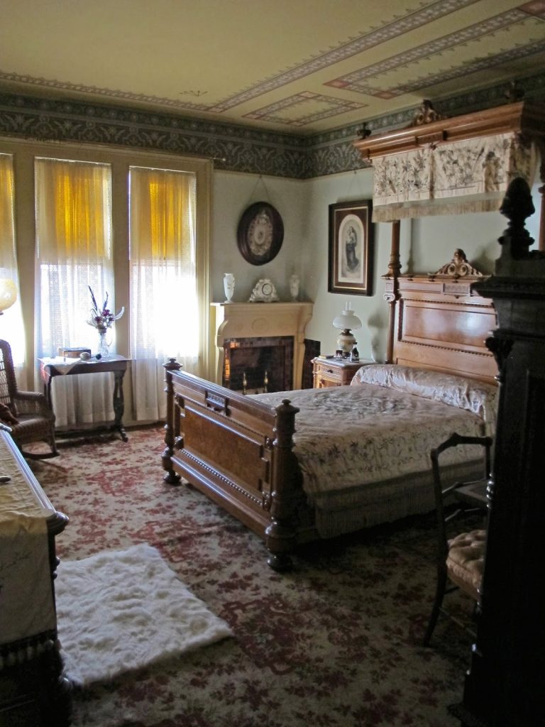15 Victorian Bedroom Ideas For The Queens Of Today