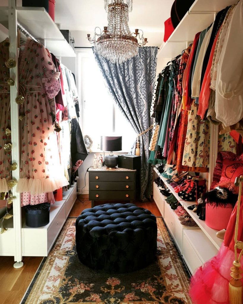 18 Elegant And Amazing Walk-In Closet Designs